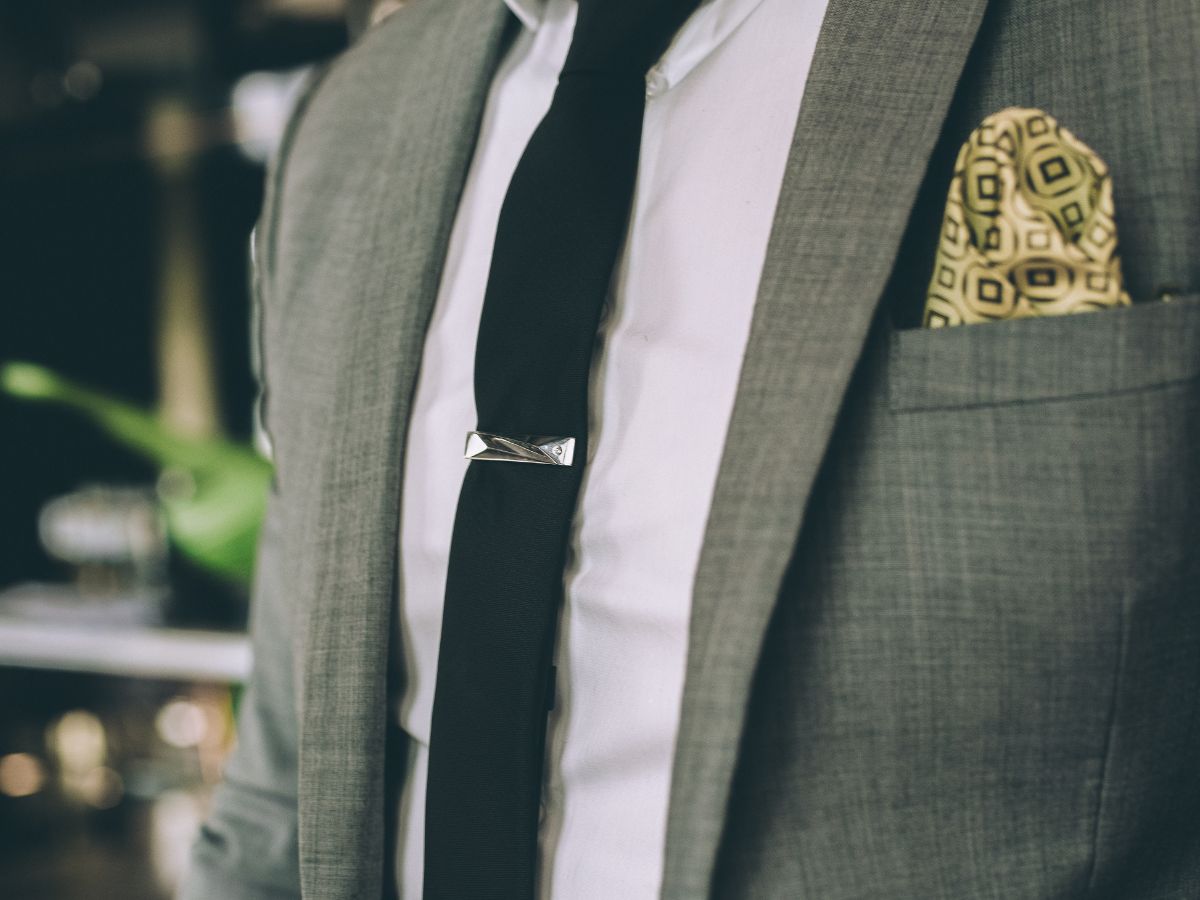Elevating Style: A Guide to Men’s Tie Bars and Their Purpose – Joel Wade